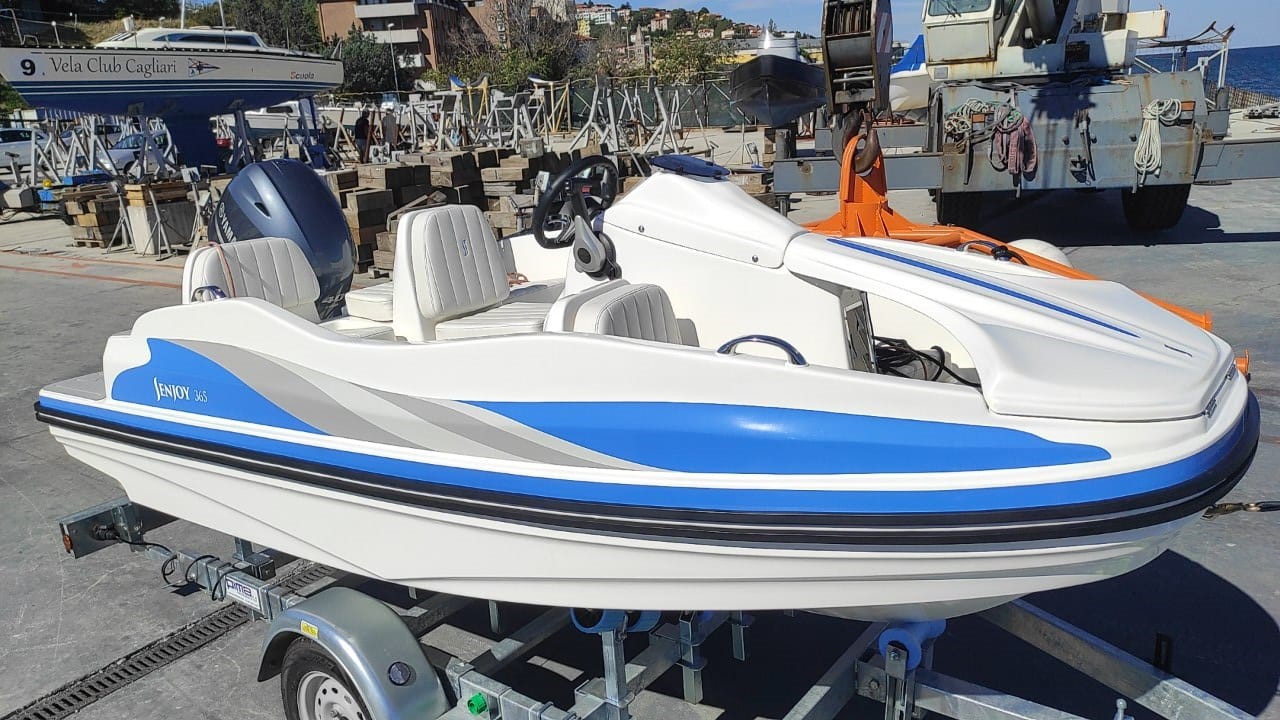 Senjoy 365. Como una moto acuática pero…¡para cinco! – Panorama Náutico